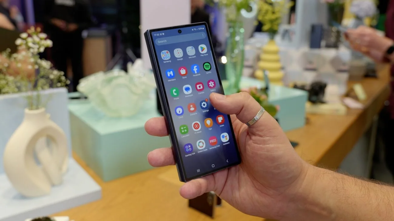 华为 P70 标准版手机背面照片曝光，三角形相机岛设计 |TePhone特锋手机网